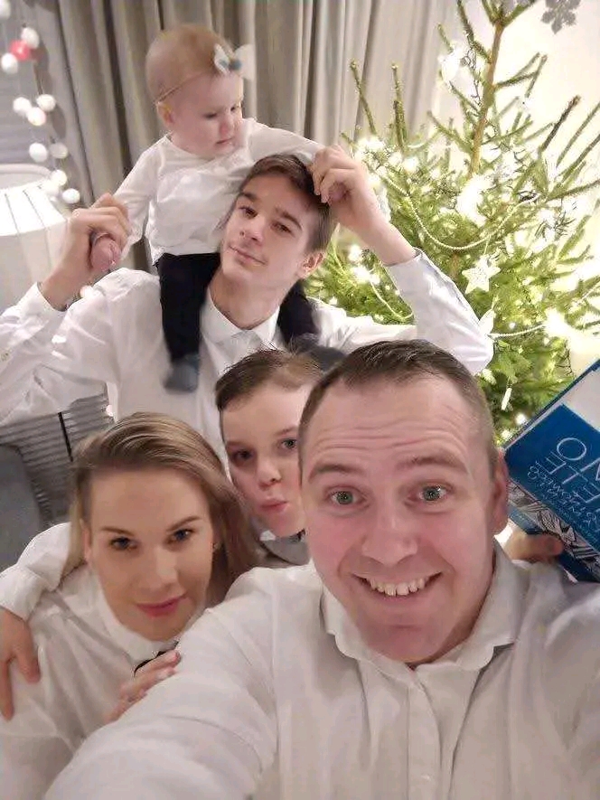 "MIAŁAM 19 LAT I 2-LETNIEGO SYNKA". Wiadomo, jak Marta Nawrocka poznała męża. Link w komentarzu ...